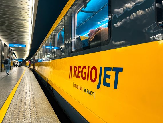 RegioJet w Polsce: kawa w cenie biletu, ciasto za 2 zł › Magazyn KOLEO